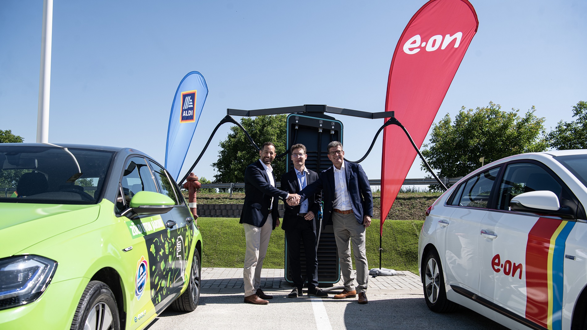 Ultragyors elektromosautó-töltőket telepít az E.ON és az ALDI Székesfehérváron, melyeket ...